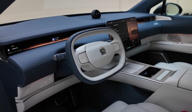 2025’s Best Cars for Tech Lovers – From AI Parking to Built-in Dash Cams